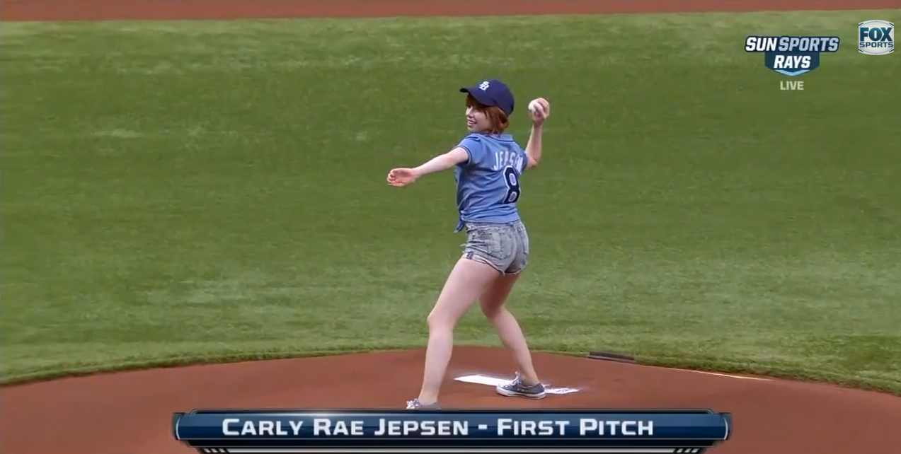 Carly Rae Jepsen : Le meilleur lancer de toute l'histoire du baseball ...