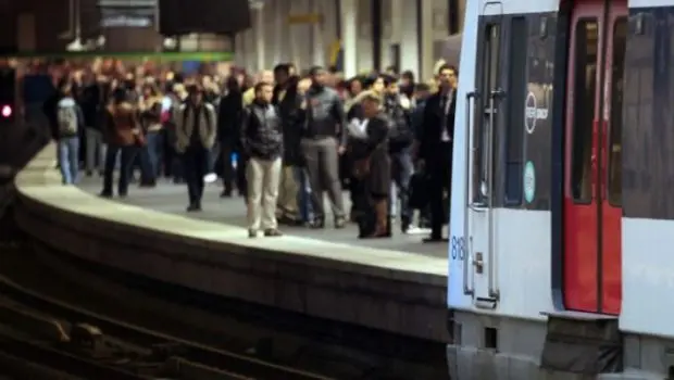 RER A : En état de mort cérébral après avoir passé sa tête hors du ...