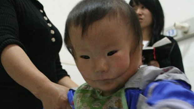 Kang Kang : Juste un bébé chinois avec deux visages - YZGeneration